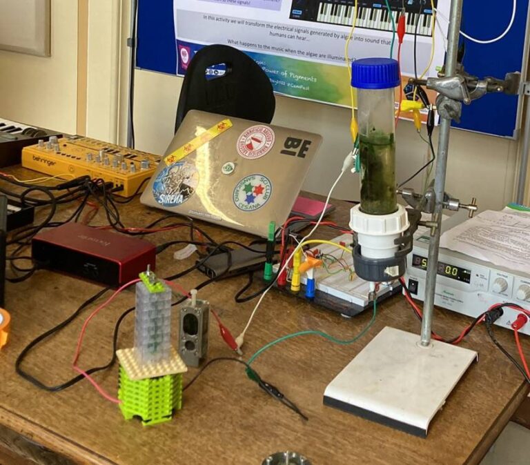 Algae-Run Computer Runs For Six Months Straight | Gadgetheory